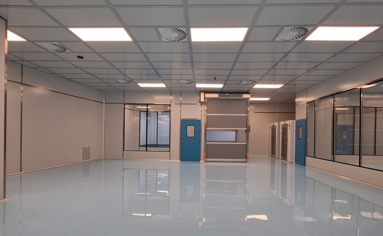 Clasificación de cuartos limpios según ISO 14644 "-" SCR Cuartos Limpios